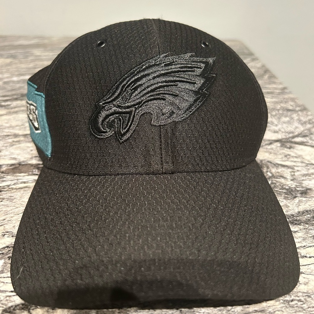 Black Cap With Embroidered Eagle Logo - Gem